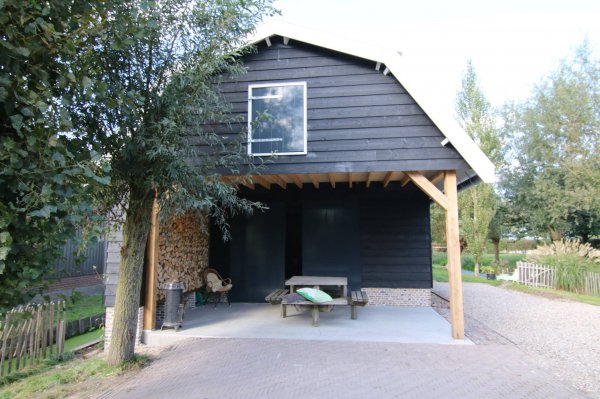 Prachtige schuur met een mansardedak